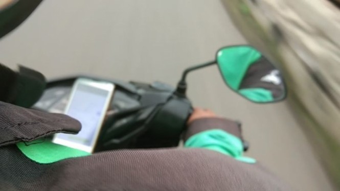 Dear Driver Ojol, Naik Motor Sambil Main HP Bisa Didenda Rp750 Ribu Dear Driver Ojol, Naik Motor Sambil Main HP Bisa Didenda Rp750 Ribu
